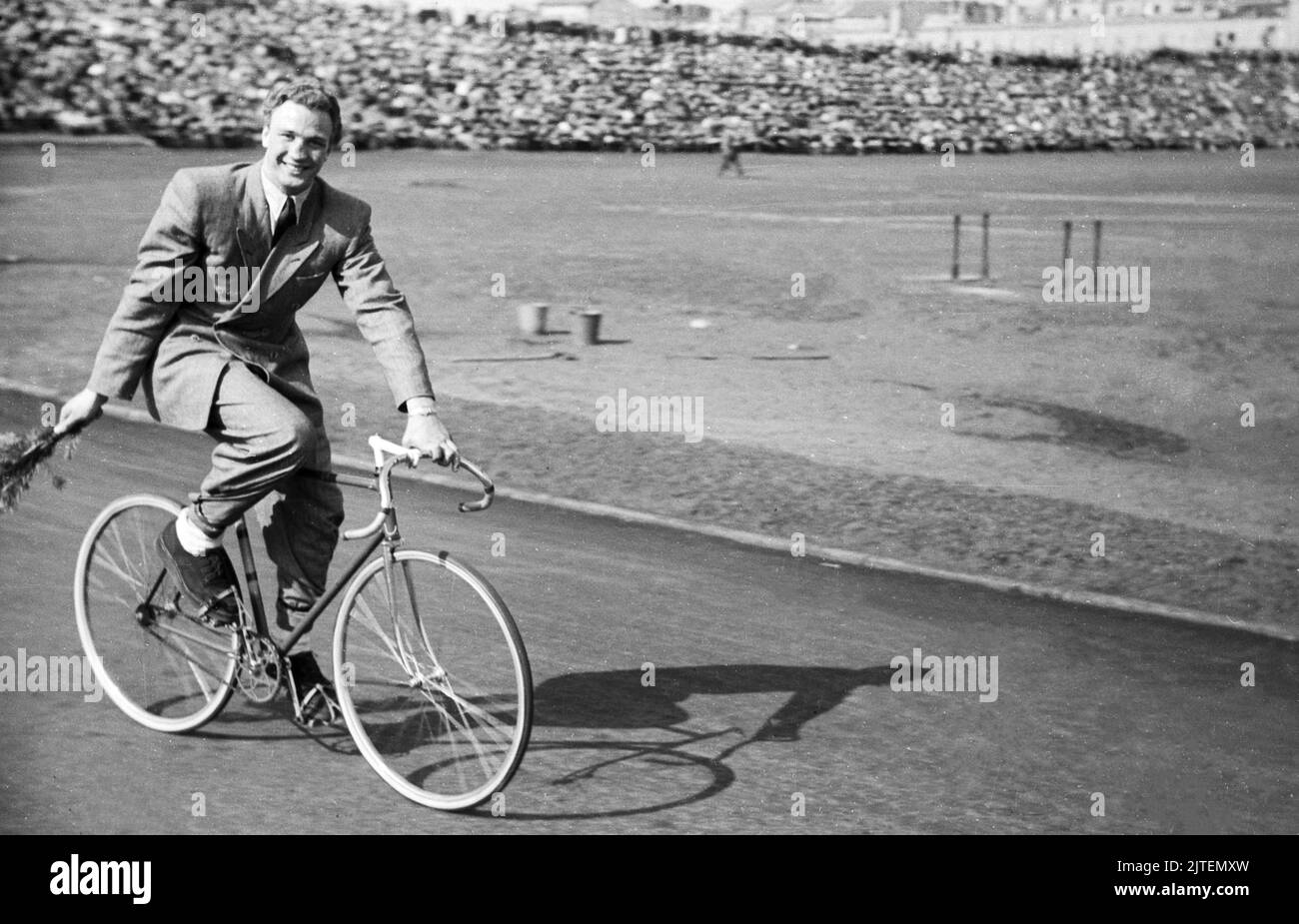 Boxer Adolf Witt startet zu einer Ehrenrunde bei der Eröffnung des ...