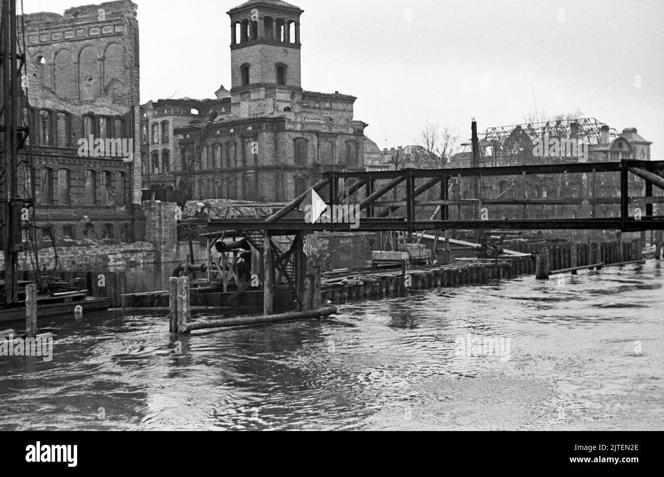 Bauarbeiten zum Wiederaufbau einer Lagerhalle am Spreekanal, Berlin ...
