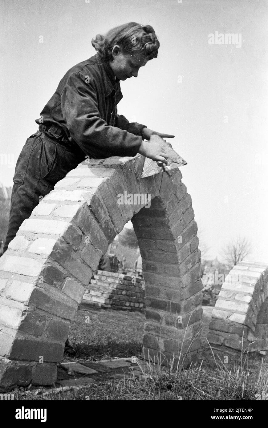 Original-Bildunterschrift: Im Lehrbauhof des Magistrats Berlin werden ...