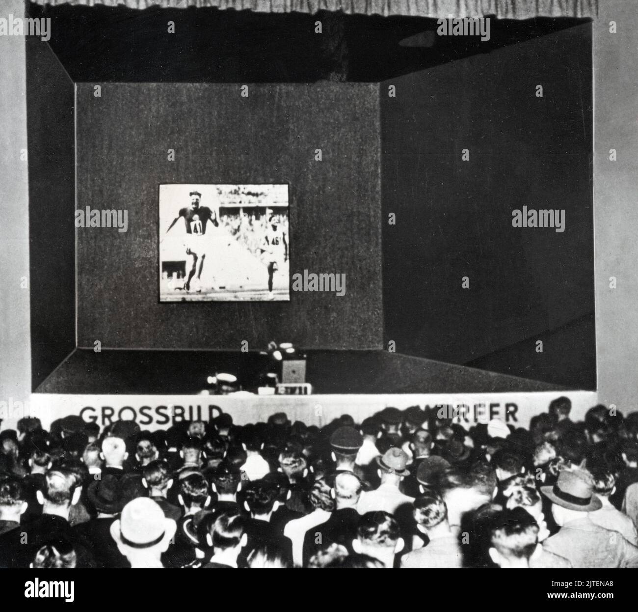 Zuschauer sehen eine Fernsehübertragung bei den Olympischen ...