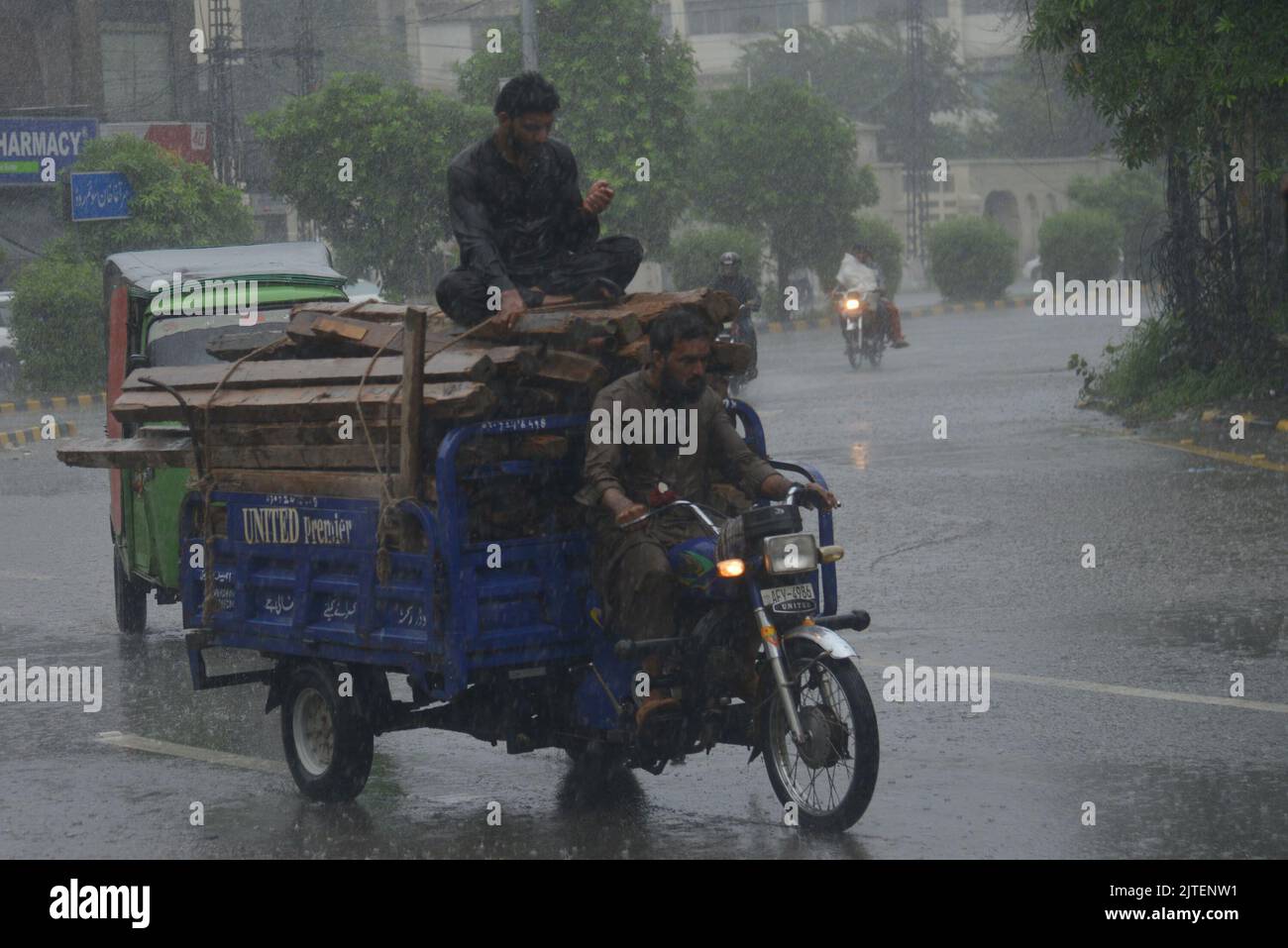 Lahore, Punjab, Pakistan. 29th Aug, 2022. Pakistani people on their way and busy in Badami bagh ...