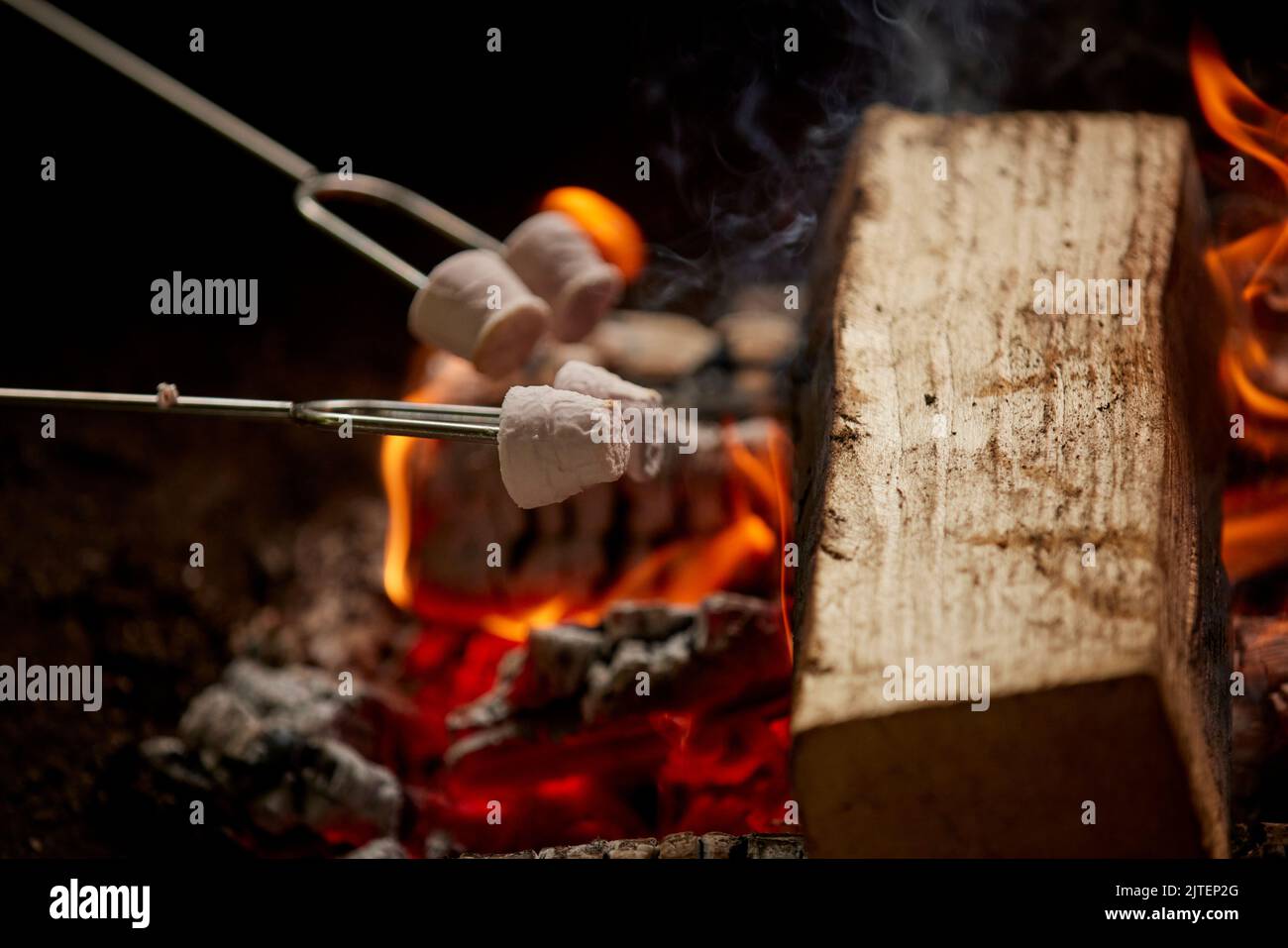 Toasting marshmallows fire hi-res stock photography and images - Alamy