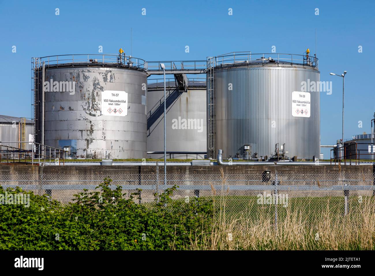 Tank farm construction hi-res stock photography and images - Alamy