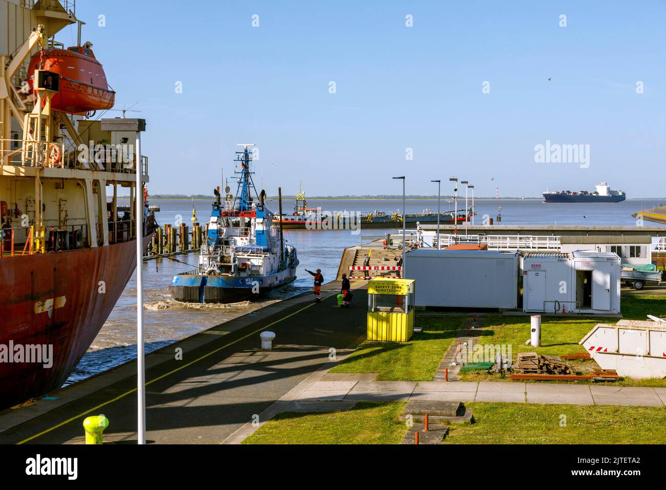 Tug tugboat ship bulk cargo carrier hi-res stock photography and images ...