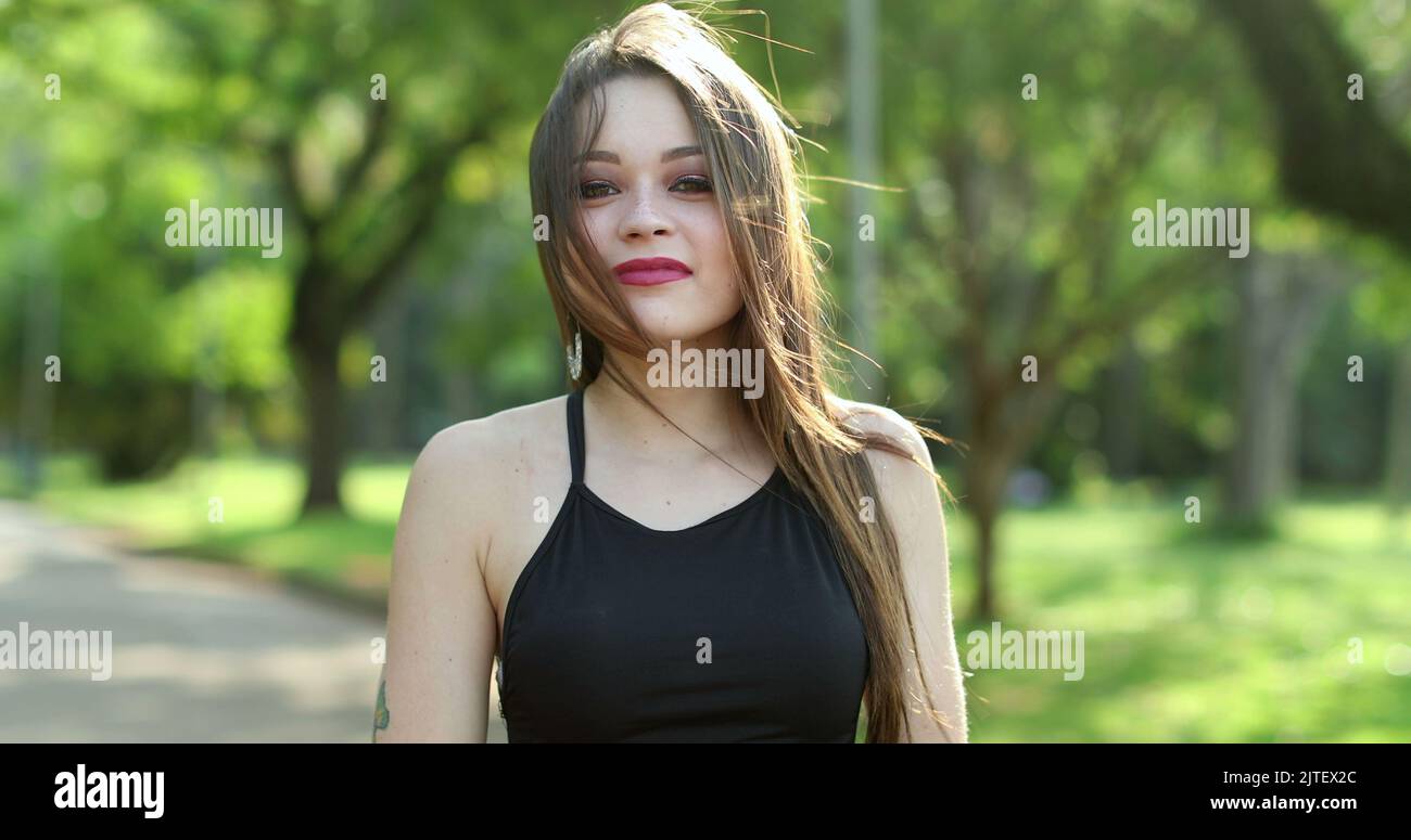 Millennial young woman shock reaction. Puzzled confused Girl reacting ...