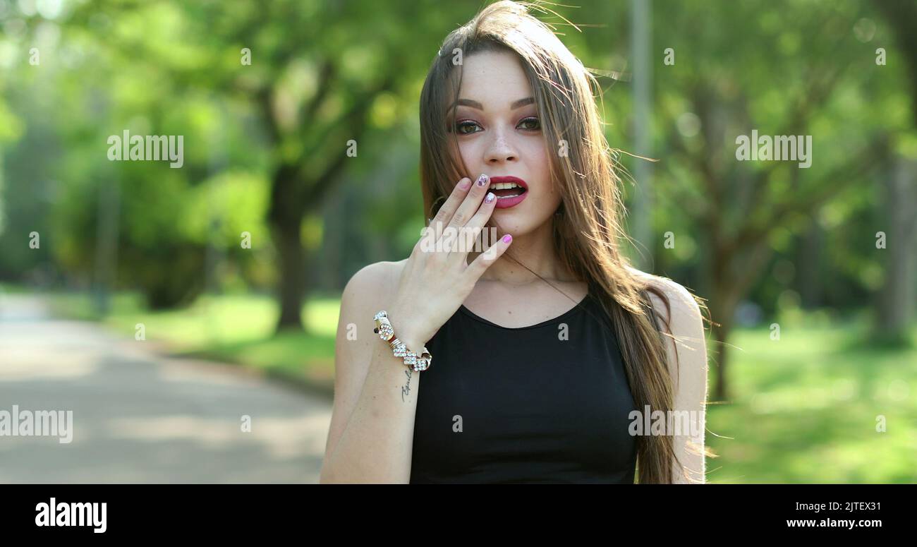 Millennial young woman shock reaction. Puzzled confused Girl reacting ...