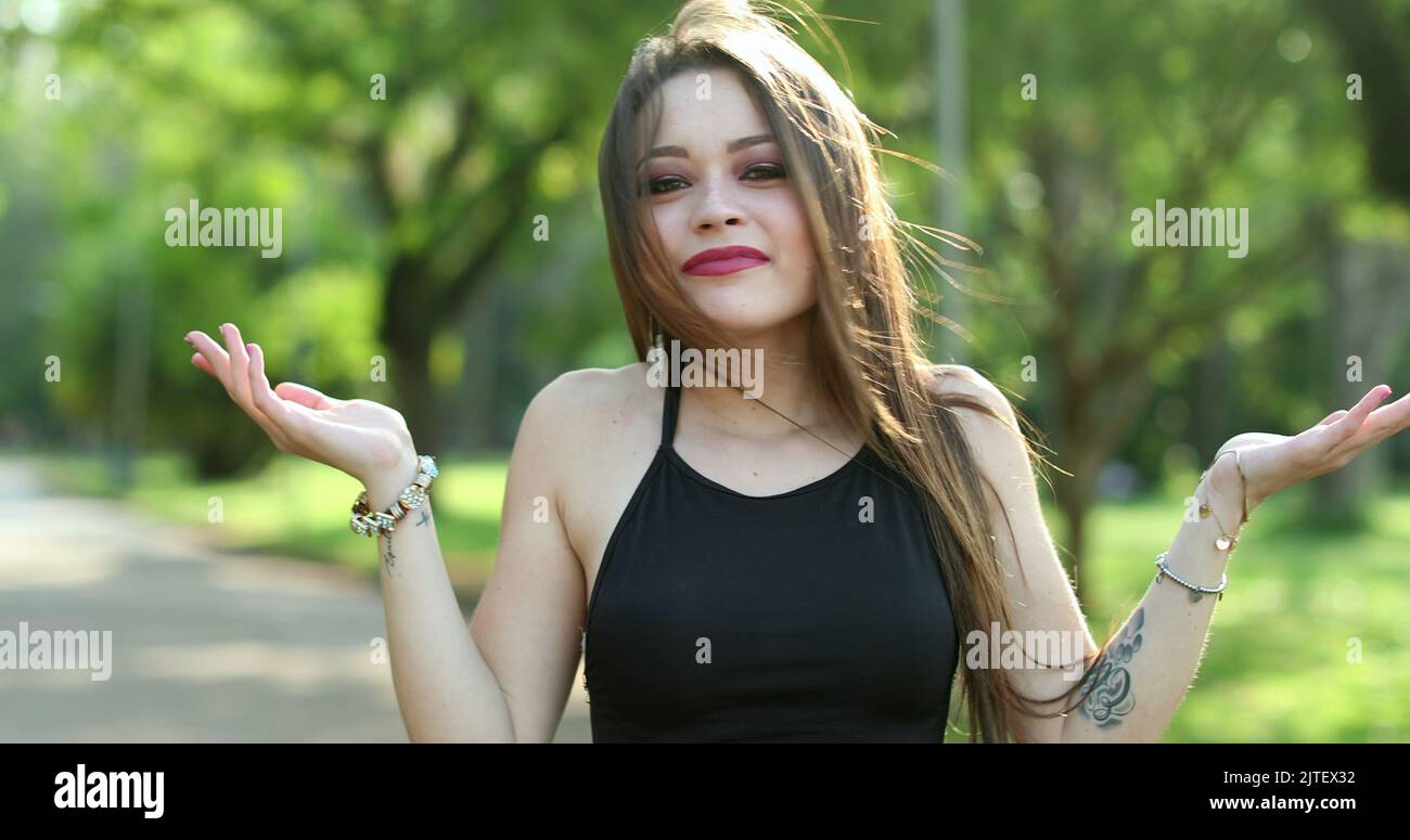 Millennial young woman shock reaction. Puzzled confused Girl reacting ...