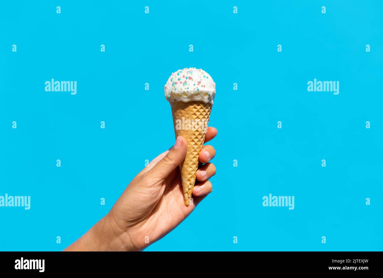 close up of hand holding waffle ice cream cone Stock Photo - Alamy