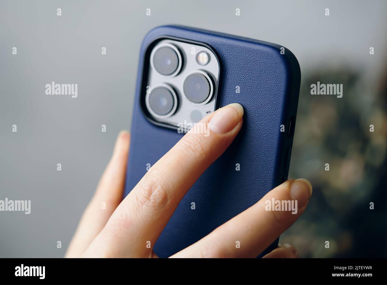 Iphone 13 in hand hi-res stock photography and images - Alamy