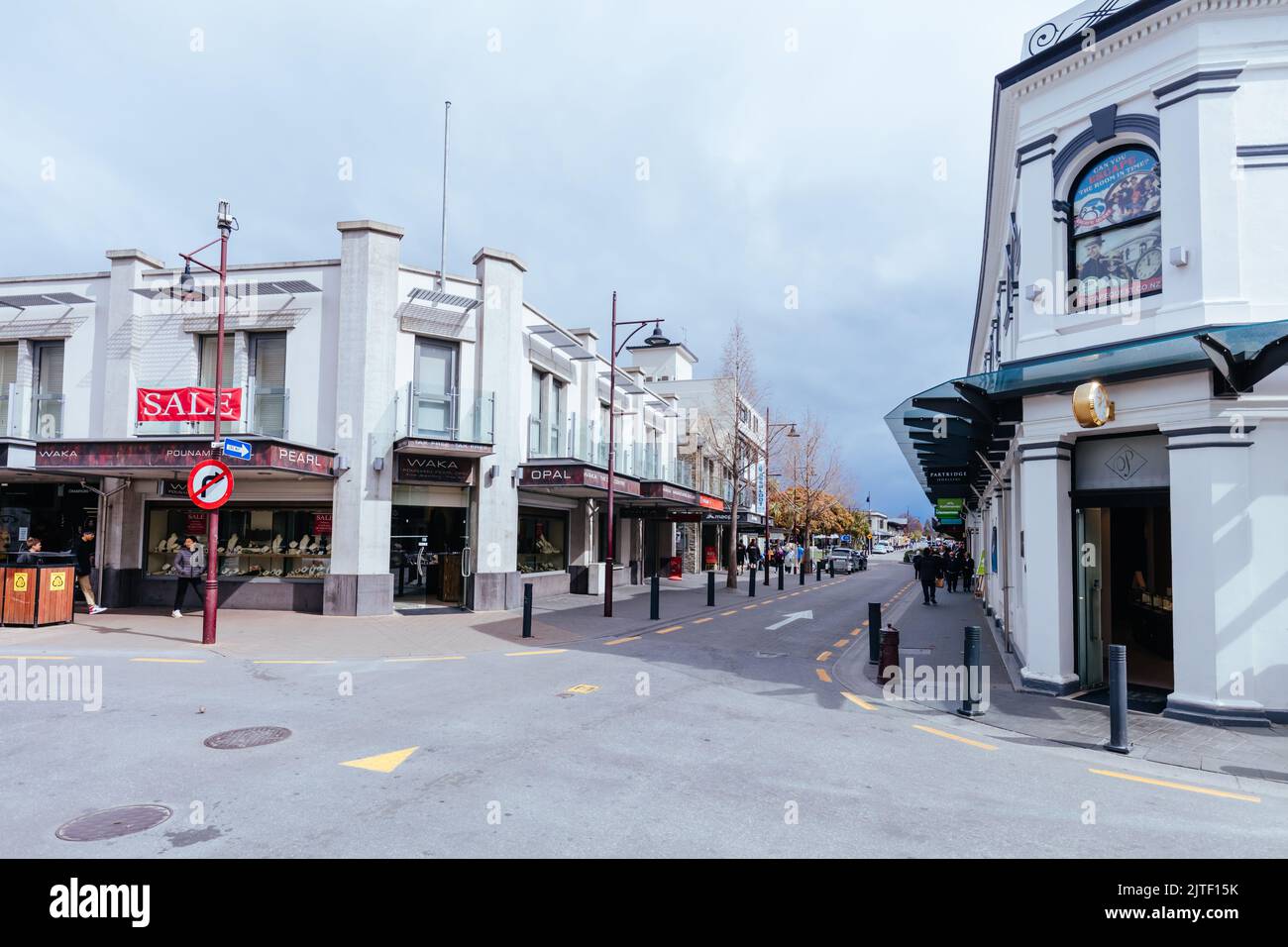 Queenstown the mall street new zealand hi-res stock photography and ...