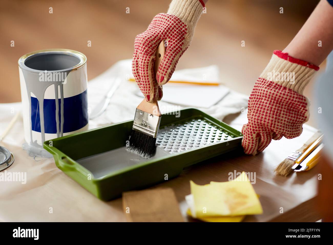 Paintbrush in woman hand close hi-res stock photography and images - Alamy