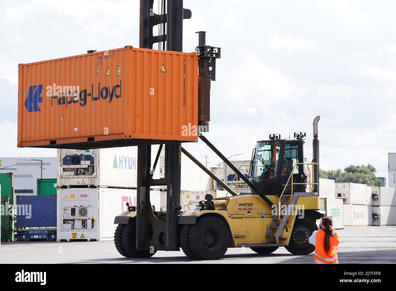 30 August 2022, Hamburg: The first Hapag-Lloyd standard container with a live tracking device is ...