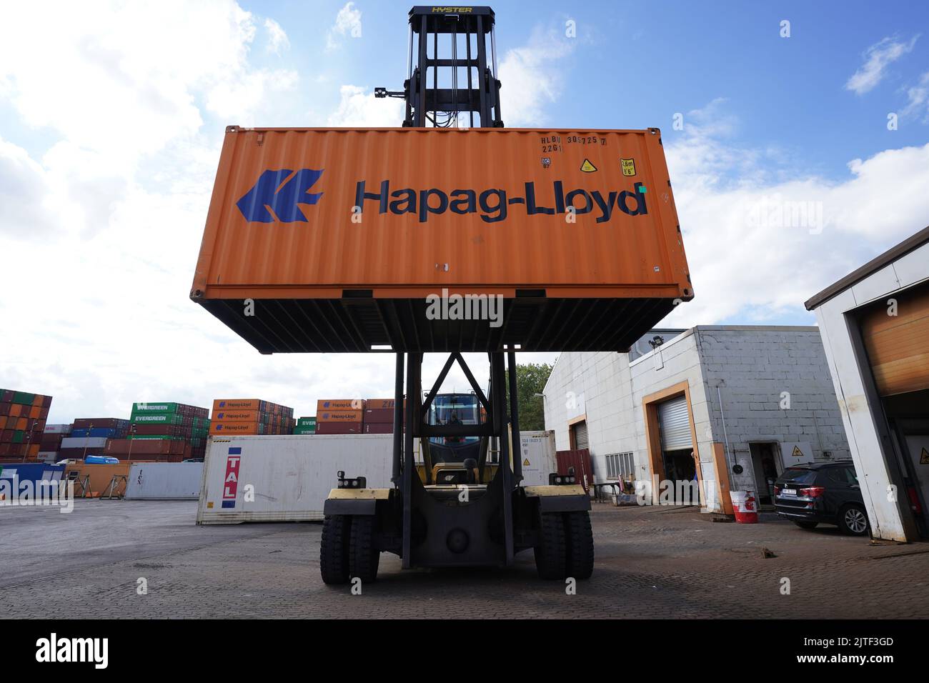30 August 2022, Hamburg: The first Hapag-Lloyd standard container with a live tracking device is ...