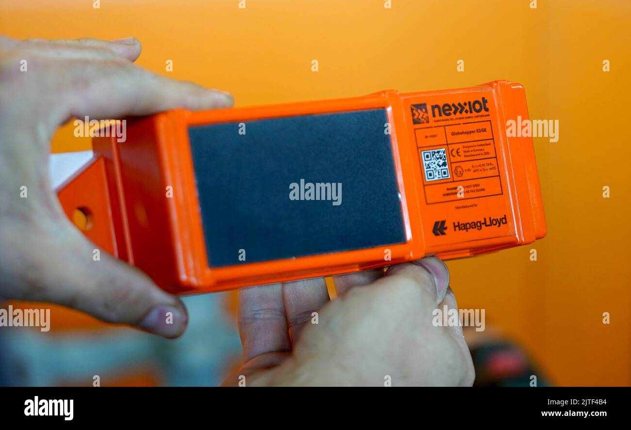 30 August 2022, Hamburg: An employee holds a live tracking device in ...