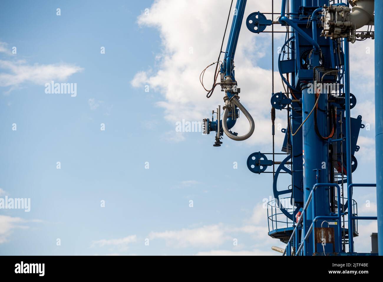 30 August 2022, Schleswig-Holstein, Brunsbüttel: Unloading arms are ...