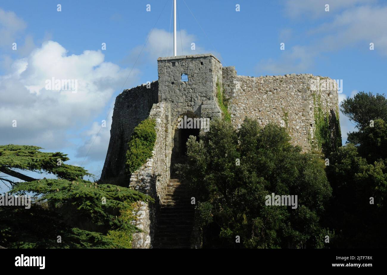 THE SHELL KEEP OF CARISBROOKE CASTLE ON THE ISLE OF WIGHT WHERE KING ...