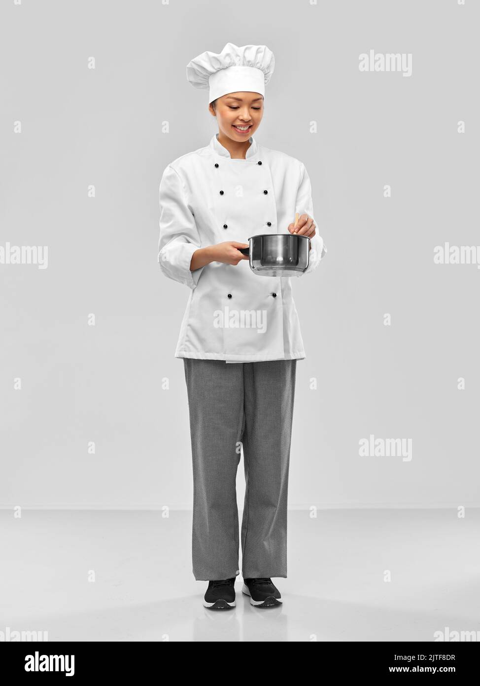 Cook saucepan hi-res stock photography and images - Alamy
