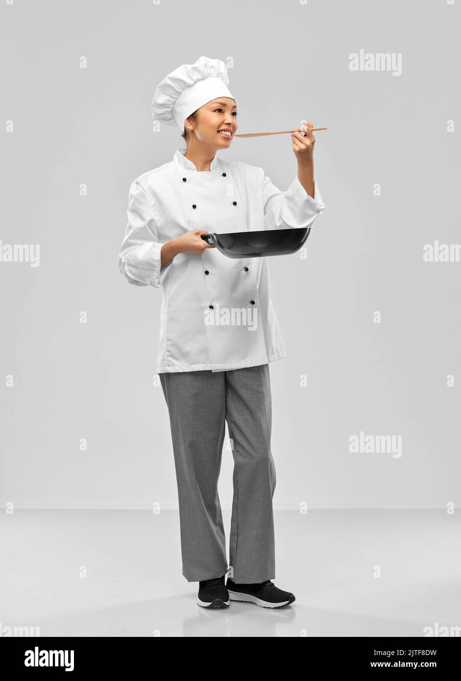 smiling female chef with frying pan Stock Photo - Alamy