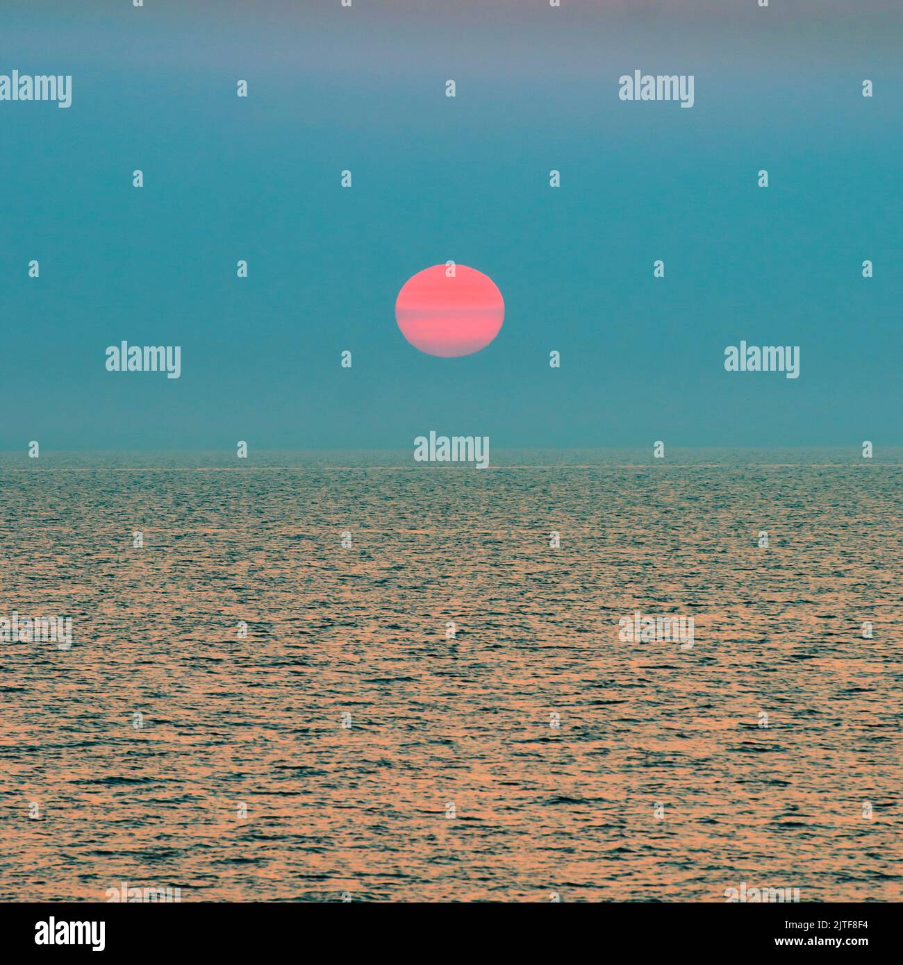 Red setting sun hi-res stock photography and images - Alamy