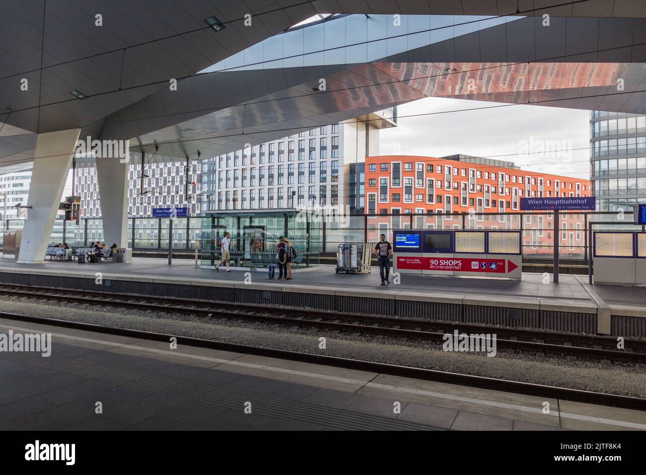 Wien hauptbahnhof hi-res stock photography and images - Alamy