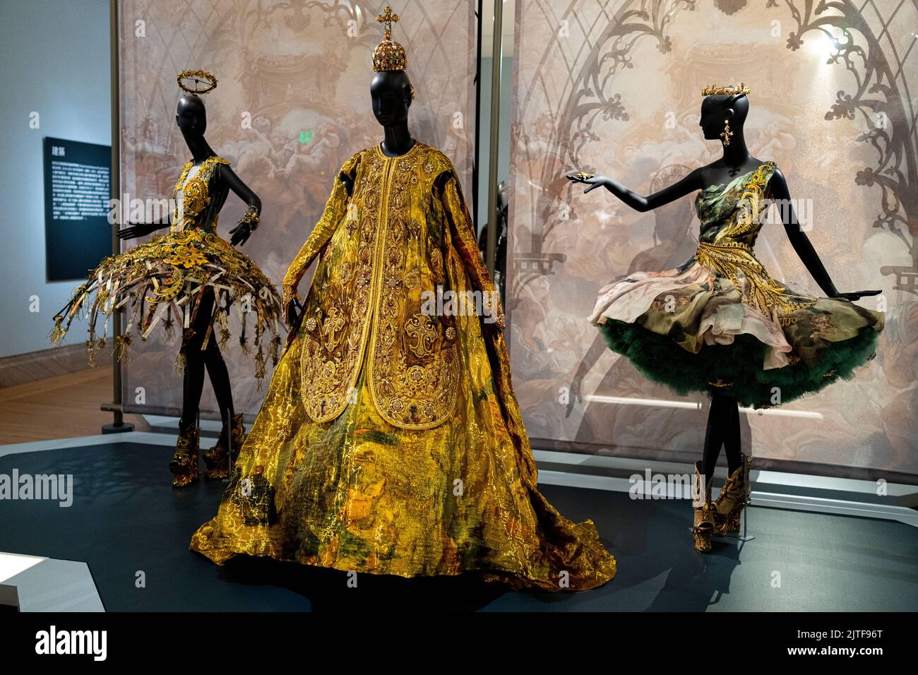 Guo Pei: Couture Fantasy Stock Photo - Alamy