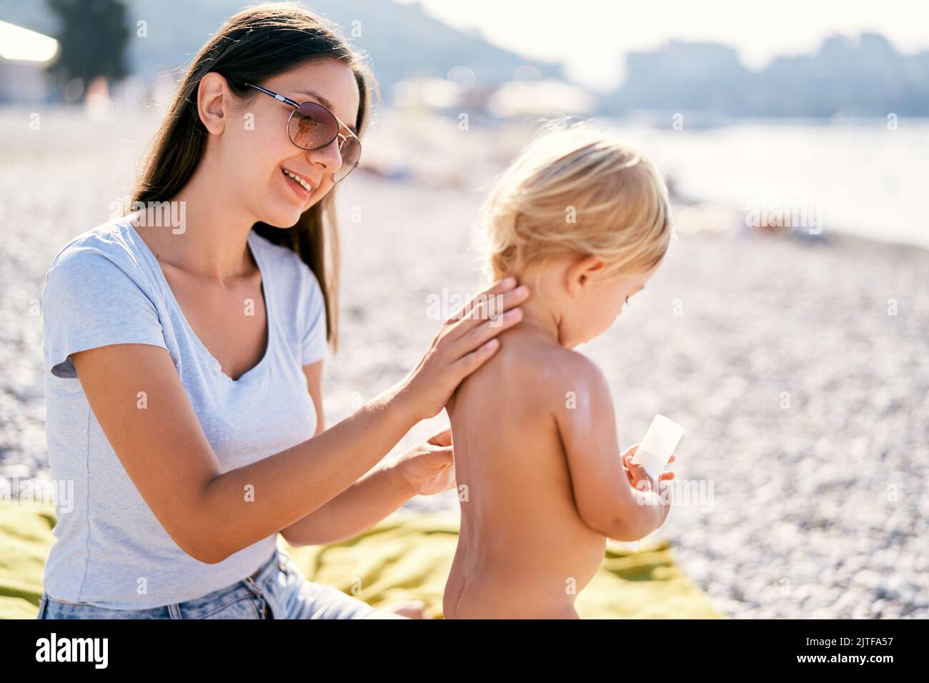 Applying sunscreen children hi-res stock photography and images - Alamy