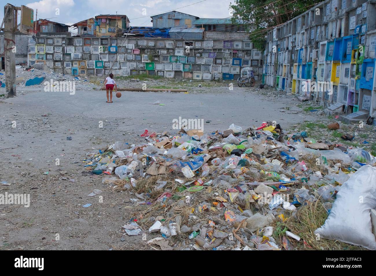 Garbage floating sea hi-res stock photography and images - Alamy