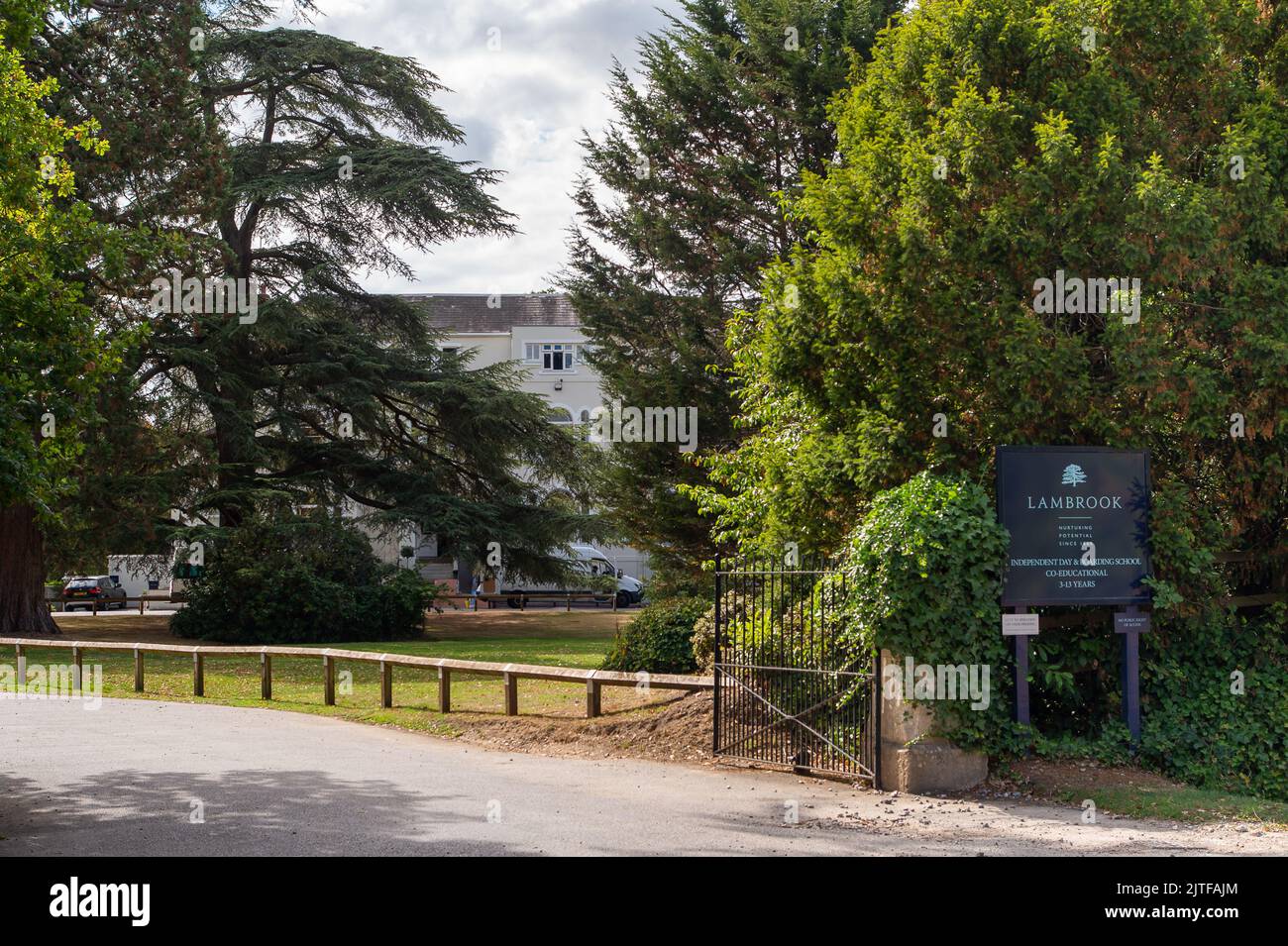 Winkfield Row, Bracknell, Berkshire, UK. 30th August, 2022. Lambrook ...