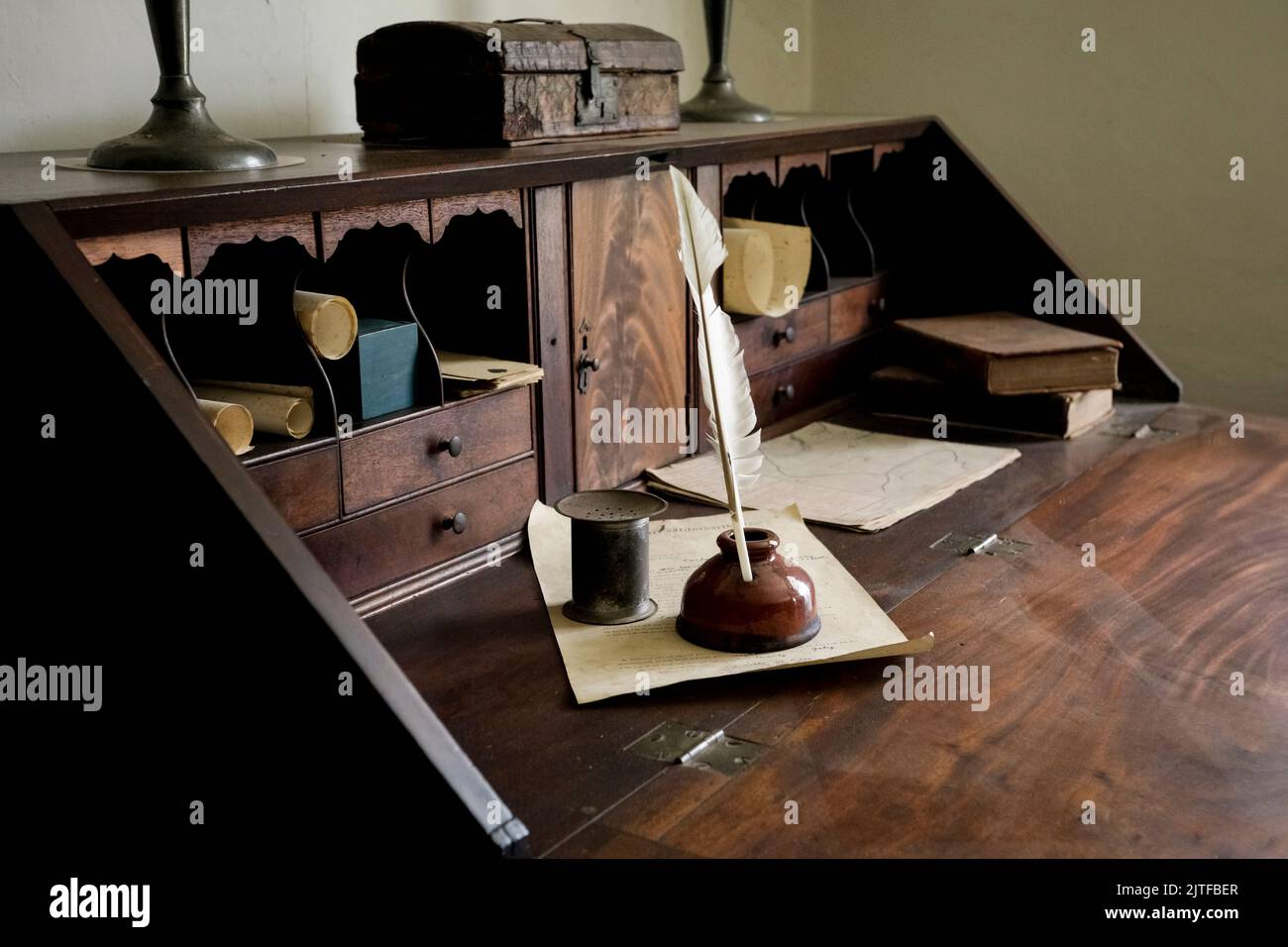Quill pen ink well paper hi-res stock photography and images - Alamy