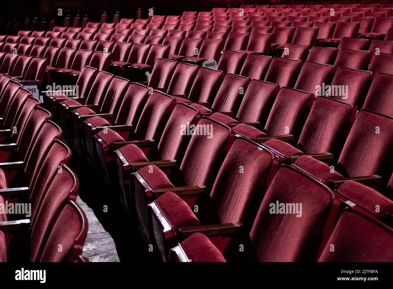 Empty theater seats hi-res stock photography and images - Alamy