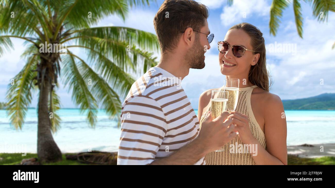 Couple toasting champagne on beach hi-res stock photography and images ...