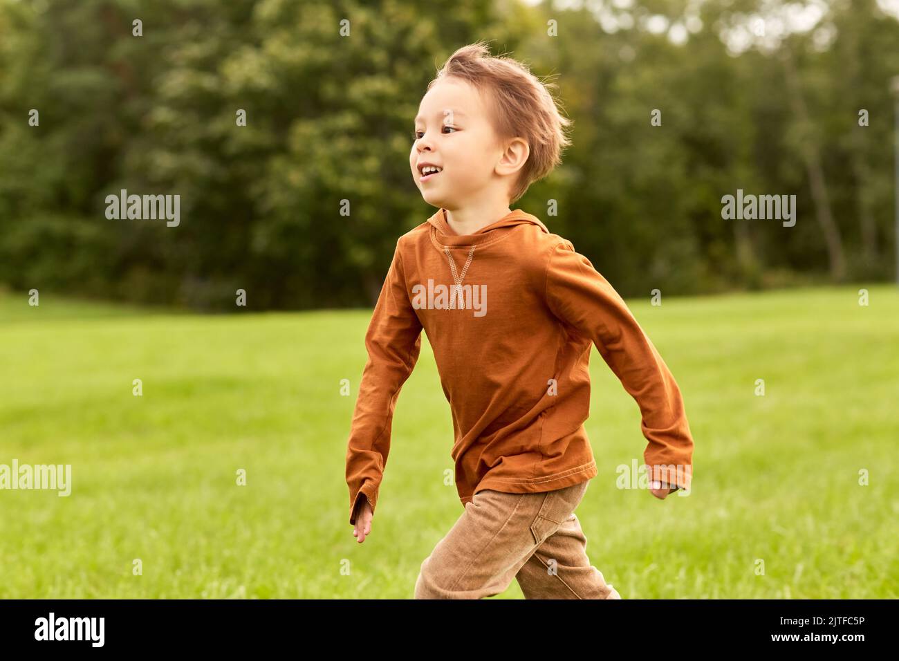 happy little boy running at park Stock Photo - Alamy