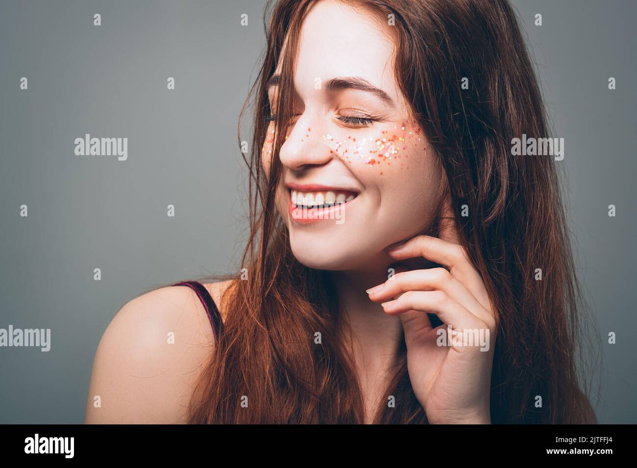 Beauty thinking smiling hi-res stock photography and images - Alamy