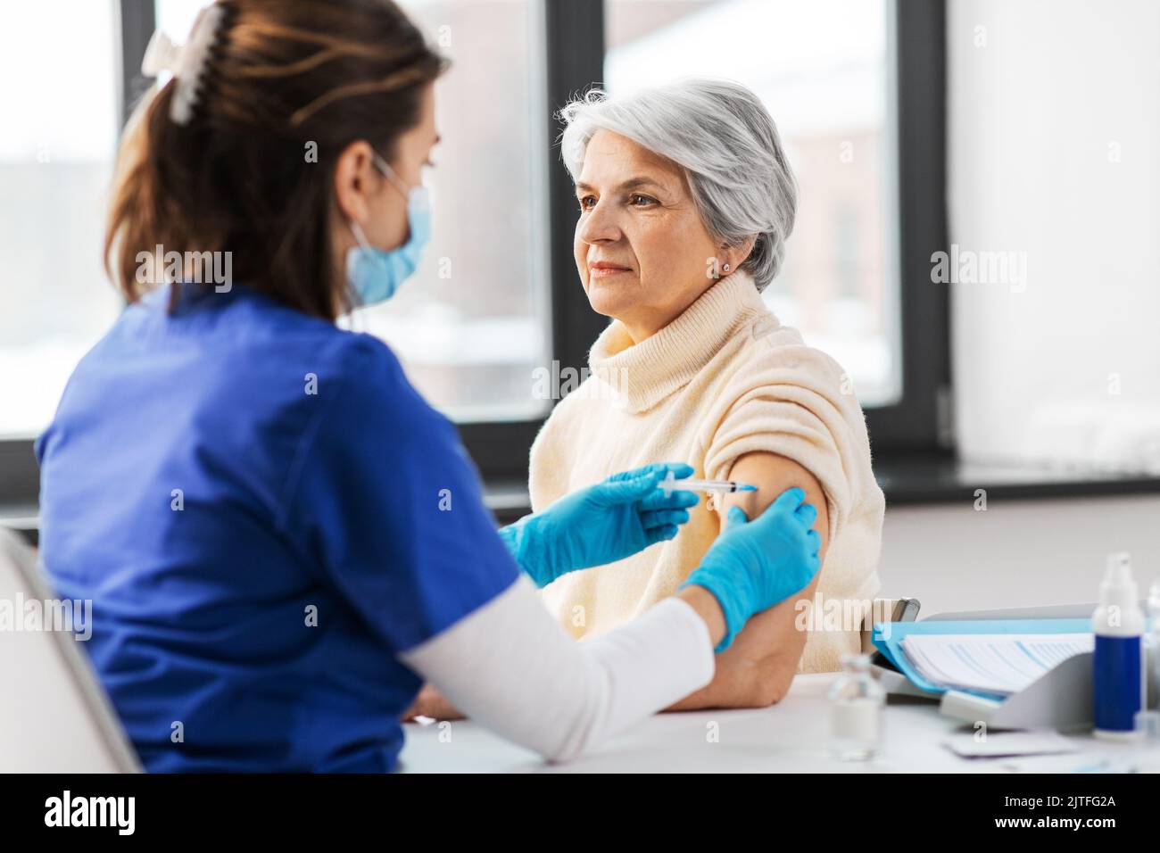 Nurse syringe making injection woman hi-res stock photography and ...