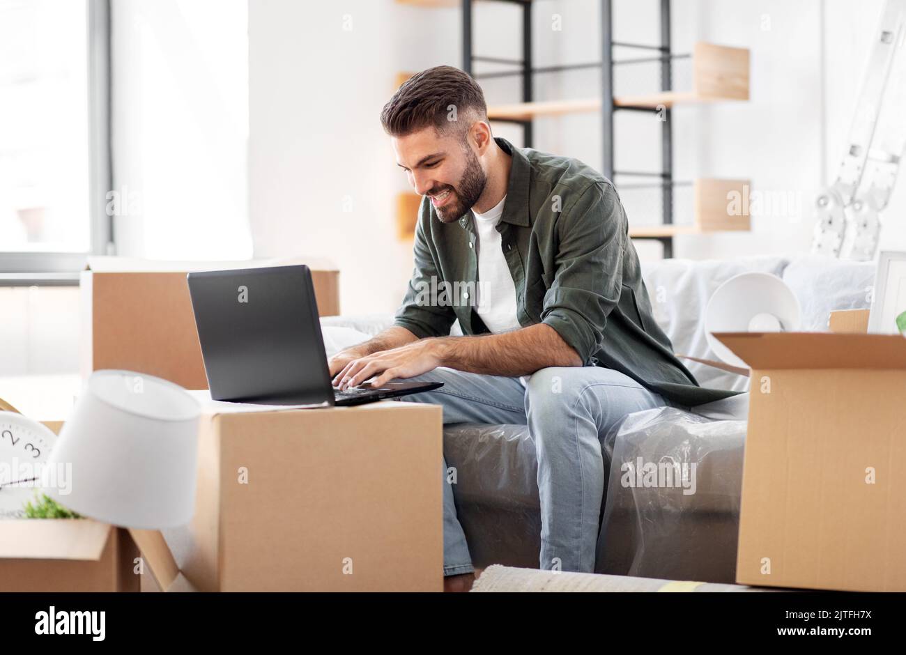 Moving computer hi-res stock photography and images - Alamy
