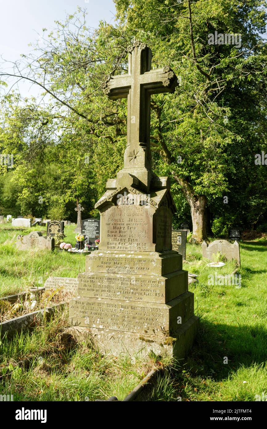 Fish family gravestone. Darwen Cemetery Stock Photo - Alamy