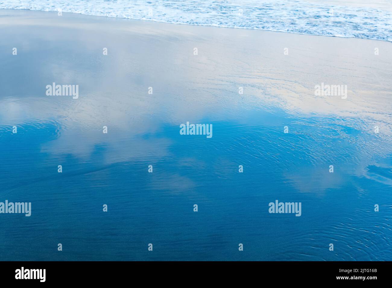 Ocean back wash hi-res stock photography and images - Alamy
