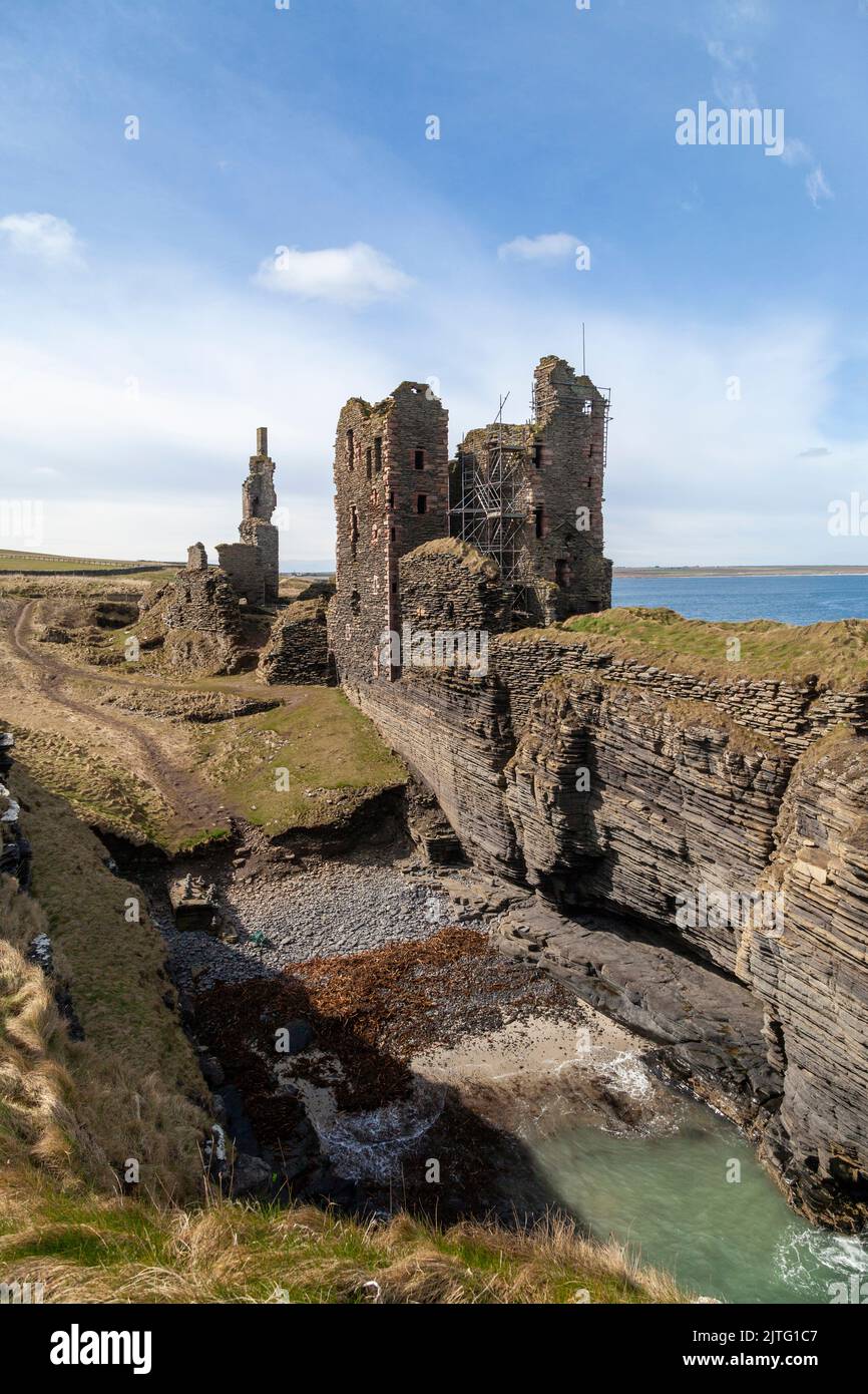 Castle Sinclair Girnigoe is located about 3 miles north of Wick on the ...