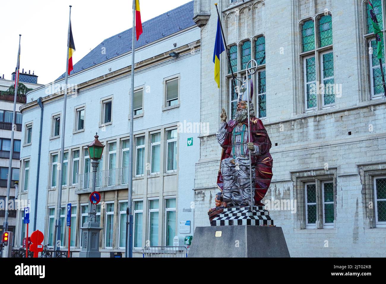 Statue of Sinterklaas and city hall of Sint-Niklaas, Belgium Stock ...