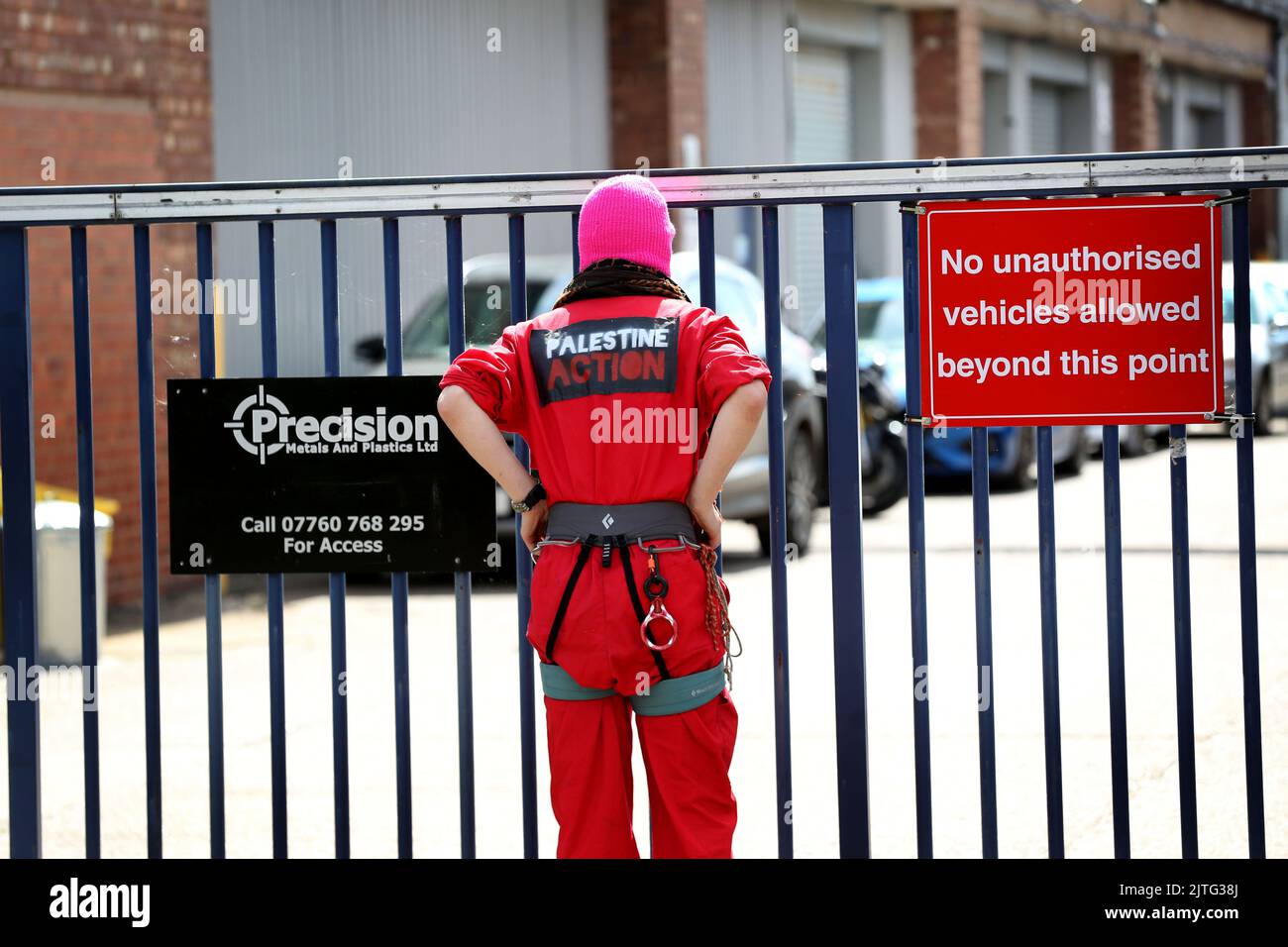 Shepstone, UK. 30th Aug, 2022. A protester stares into the compound as ...