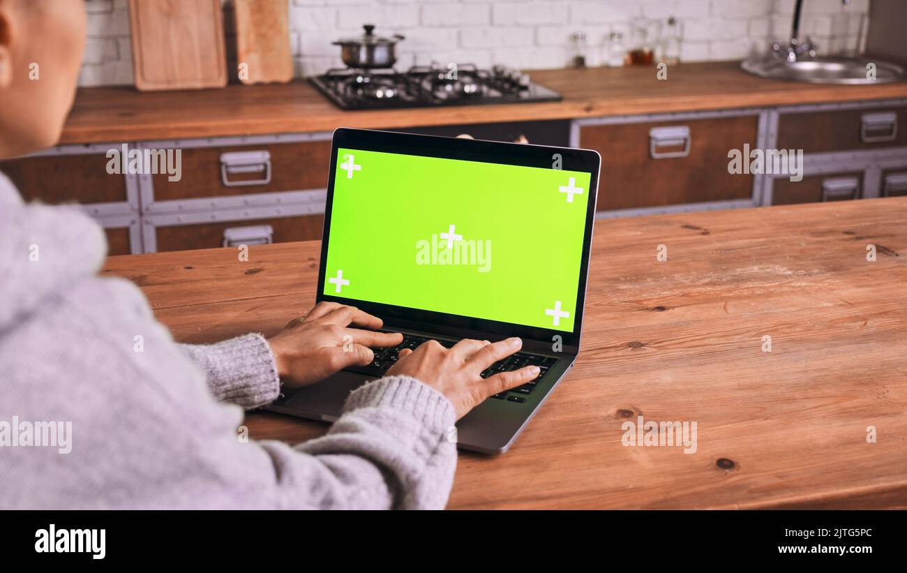 Working computer green screen hi-res stock photography and images - Alamy