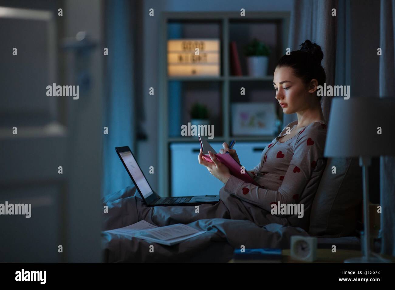Girl study night hi-res stock photography and images - Alamy