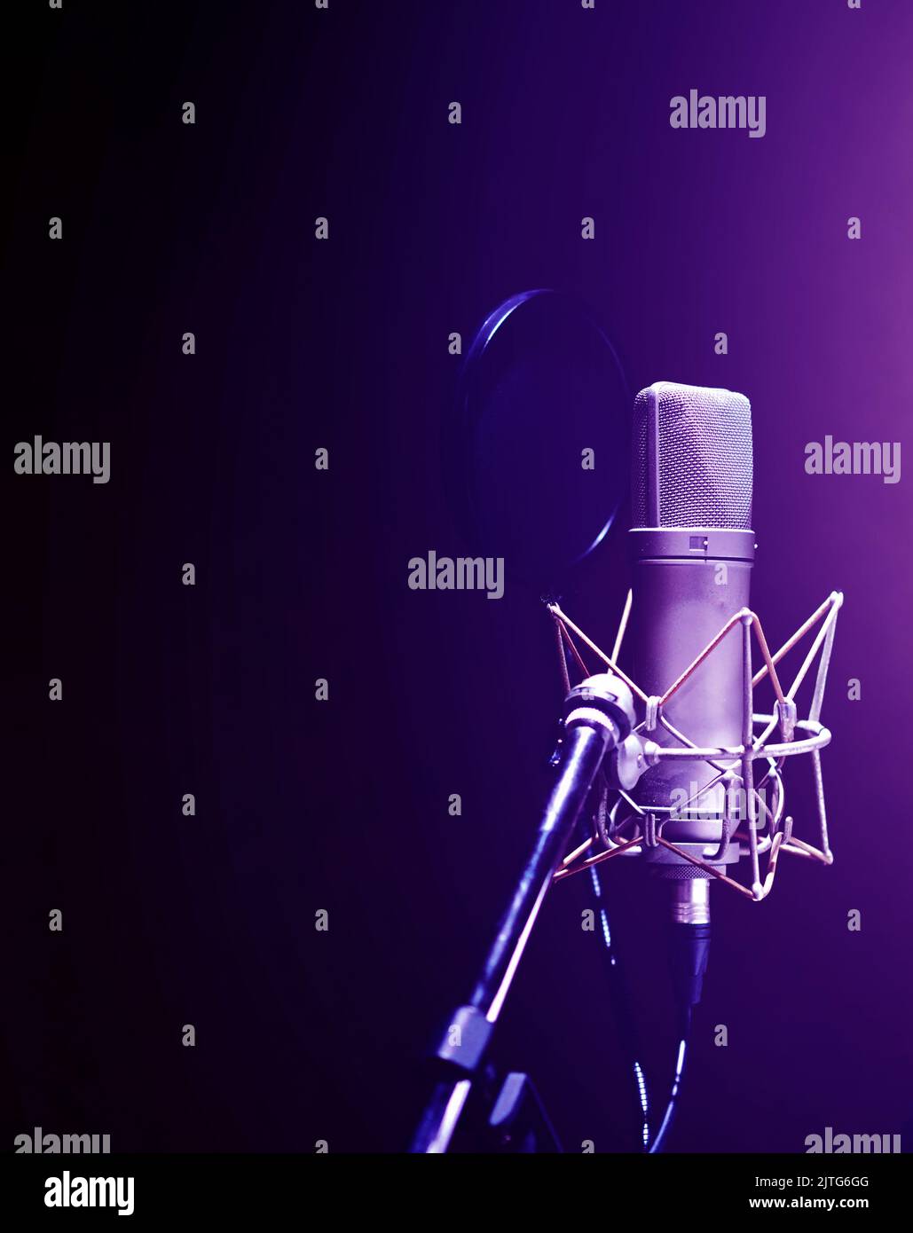 Mic stand hi-res stock photography and images - Alamy