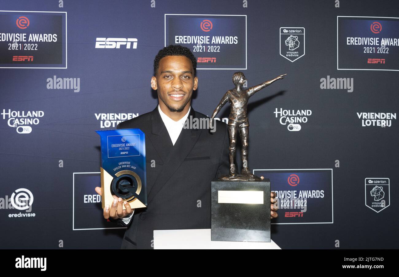 2022-08-30 22:10:24 UTRECHT - Jurriën Timber (Ajax) with the award was ...