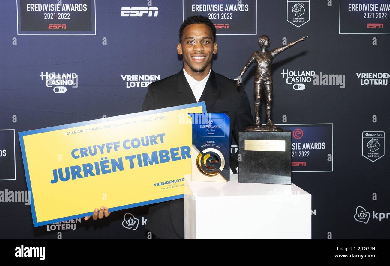 2022-08-30 22:09:57 UTRECHT - Jurriën Timber (Ajax) with the award was ...