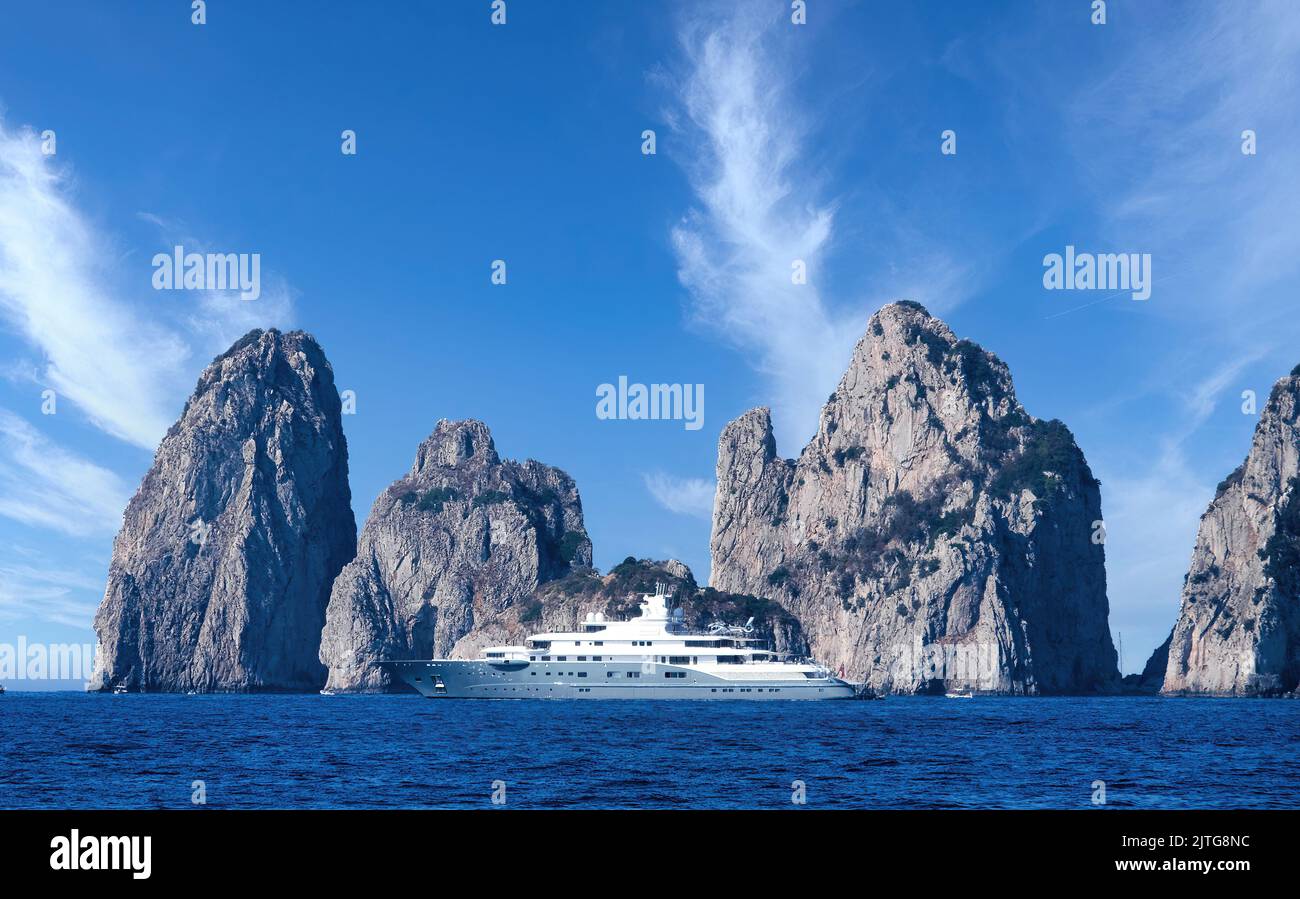 Famous Faraglioni Rocks, Capri Island, Italy. Beautiful paradise ...