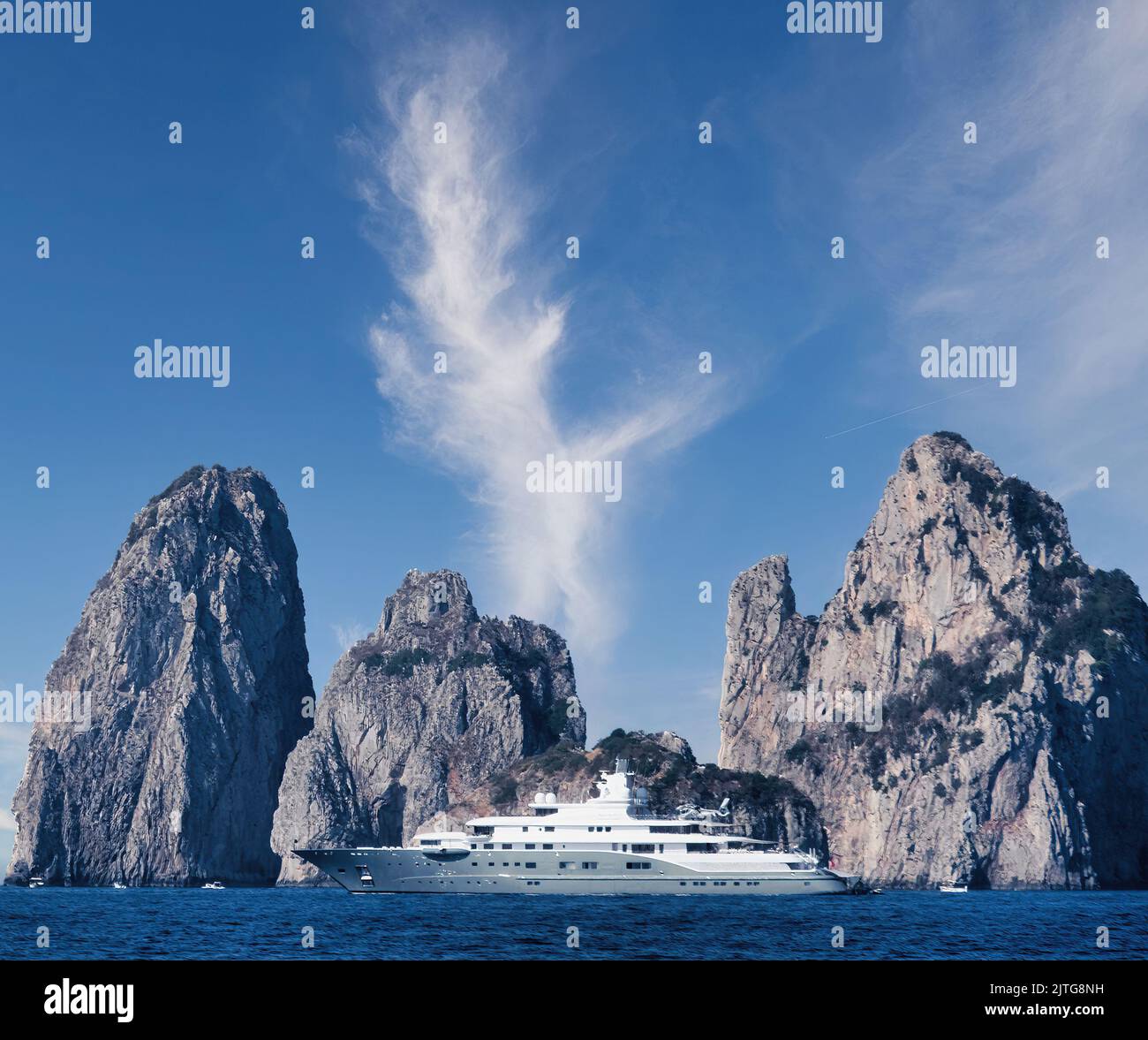 Famous Faraglioni Rocks, Capri Island, Italy. Beautiful paradise ...