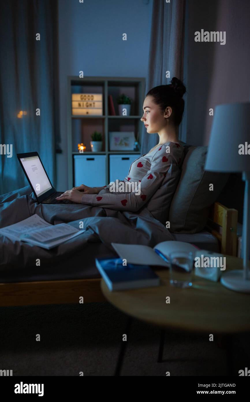 teenage girl with laptop learning in bed at night Stock Photo - Alamy