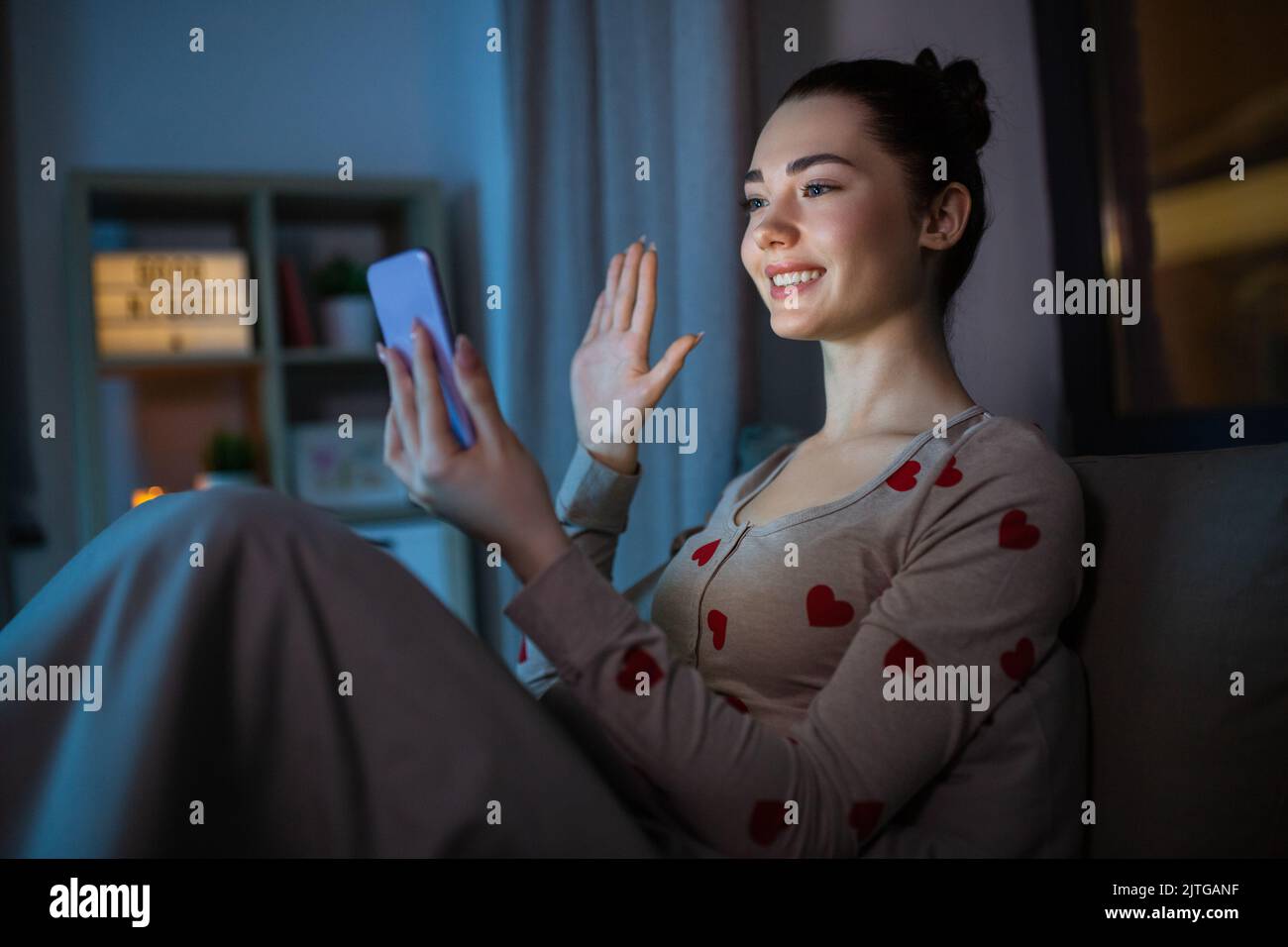 Girl with phone bed hi-res stock photography and images - Alamy