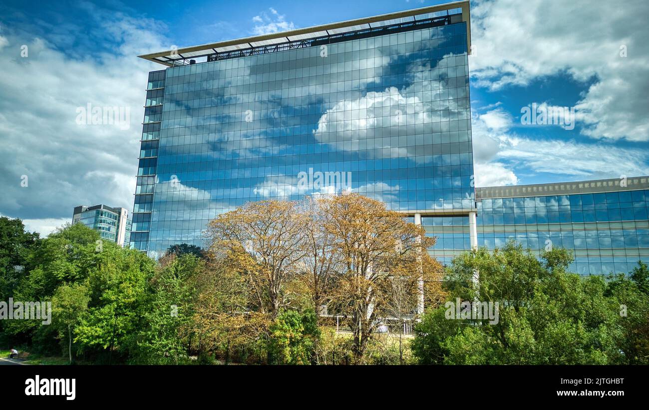 GSK London HQ reflecting sky and clouds in building's mirror facade ...